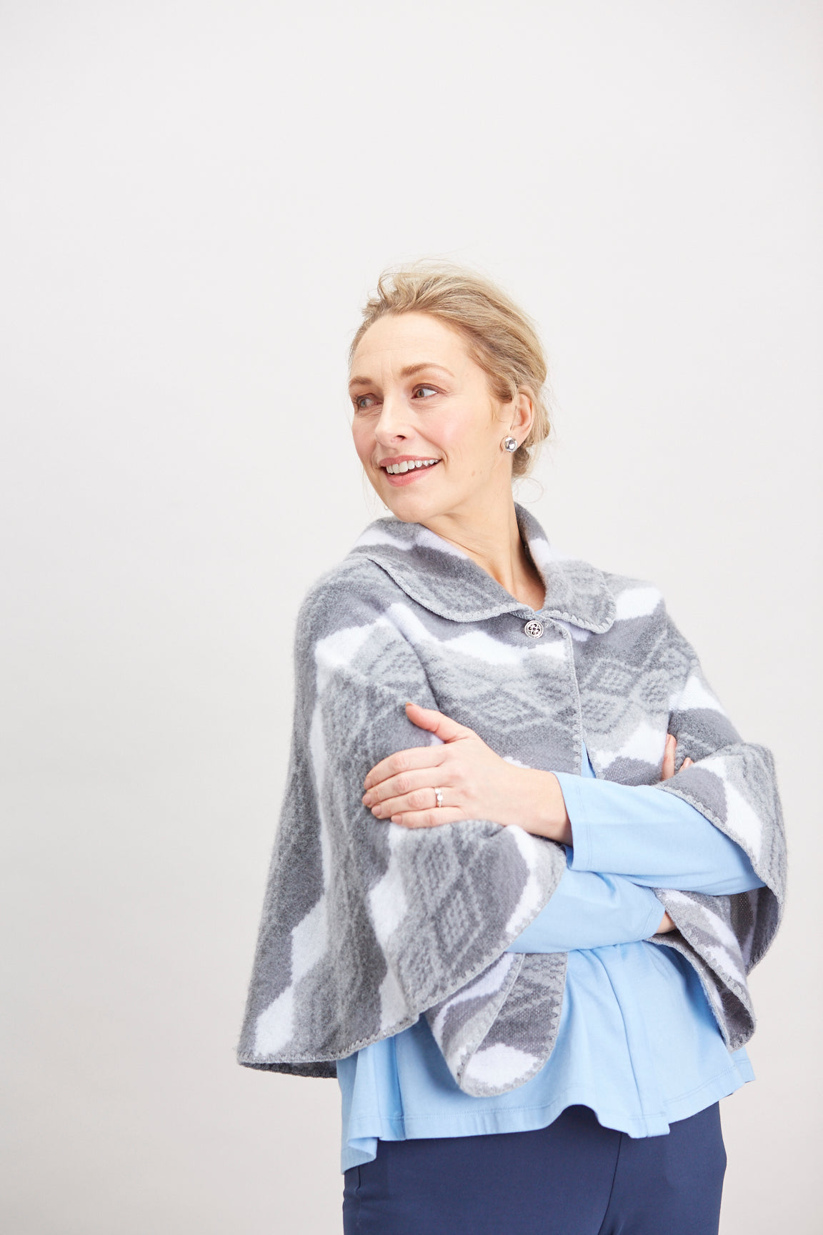 Lilly luxury velcro cape - charcoal - Alzheimer's Society